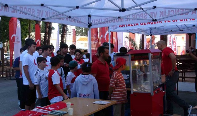 Milli maç heyecanını İHL bahçesinde dev ekranda izlediler - Spor - Kamu ...
