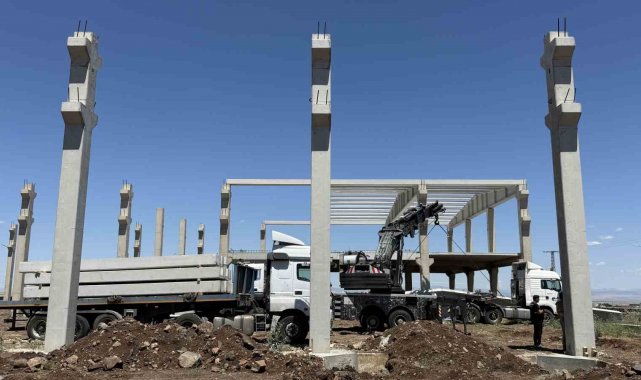 Yaklaşık 15 tonluk beton blok altında kaldılar: 1 ölü, 1 yaralı ...