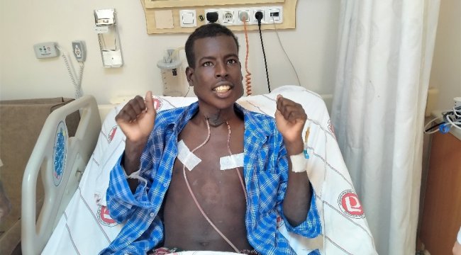 Somalili Bishar Ali Mohamed yaklaşık 5 yıldır boynunda gün geçtikçe ...