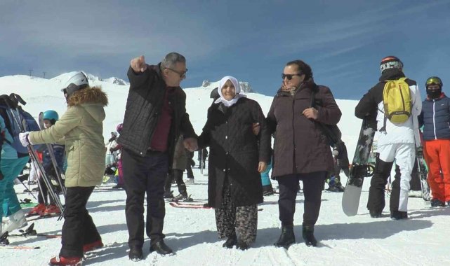 Kayseri'de yaşayan 85 yaşındaki Meryem Uslu, yurtdışından gelen kızı ve ...