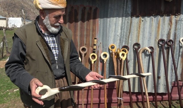Hakkari'nin Derecik ilçesinde yaşayan vatandaşlar, yıllardır dedelerind ...