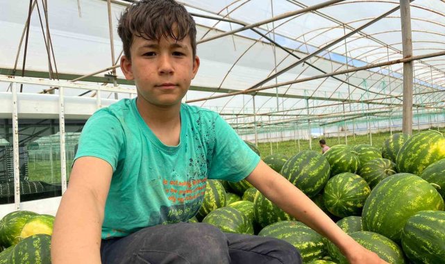 Antalya'nın Serik ilçesindeki 13 yaşındaki çocuk, yaşıtları gibi 23 Nis ...