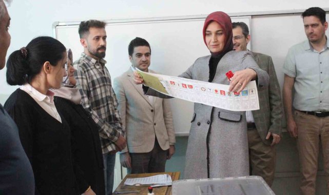 Afyonkarahisar Valisi Doç. Dr. Kübra Güran Yiğitbaşı eşi Dr. Burhan ...