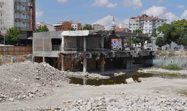 Eskişehir'de bir türlü yıkım çalışmaları tamamlanamayan eski otogar bin ...