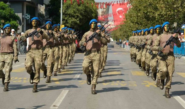 Manisa'da 30 Ağustos Zafer Bayramı dolayısıyla Manisa 1. Komando Eğitim ...