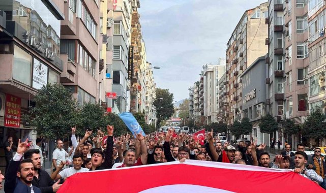Ülkü Ocakları Bursa İl Başkanlığı, düzenlediği Türk bayrağı ...