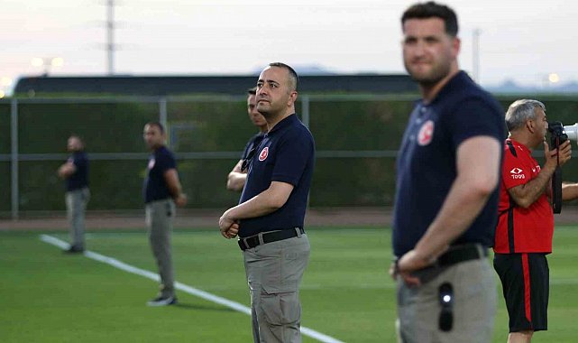 A millilere özel koruma: Bir an olsun ayrılmıyorlar - Spor - Kamu Haber