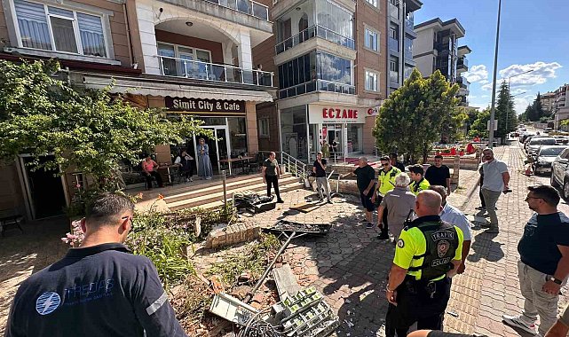 Edirne'de faciadan dönüldü: Freni boşalan kamyon iki araca ardından ...