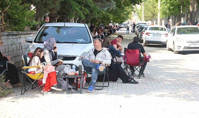 Kamp sandalyeleri piknik için değil, sınav maratonunu beklemek için ...