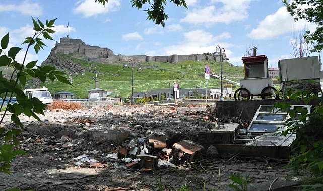 Kars'ta belediyeye ait bahçe, inşaat kalıntılarıyla tarihi bölgeyi ...