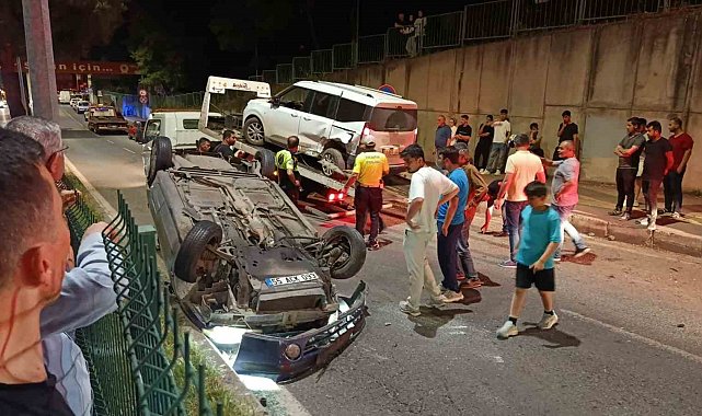 Kontrolden çıkan otomobil park halindeki araçlara çarpıp takla attı: 2 ...