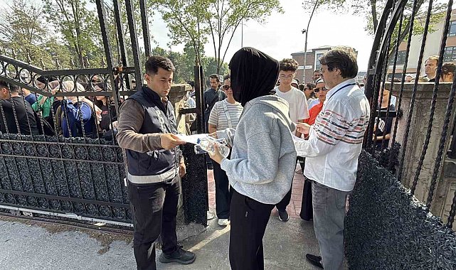Öğrenciler sıralarda, veliler ise okulun çevresinde ter dökmeye başladı ...