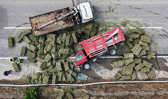 Ot balyası yüklü kamyon devrildi: Kilometrelerce araç kuyruğu oluştu ...