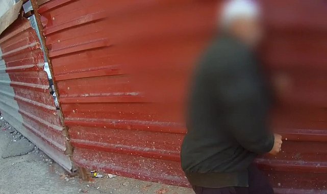 Zonguldak'ta zabıtaya direnen yaşlı adam başını defalarca demir kapıya ...